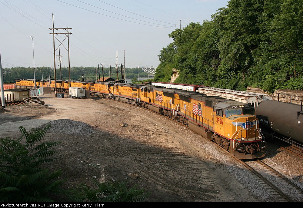 UP 3926 leads 6 other units